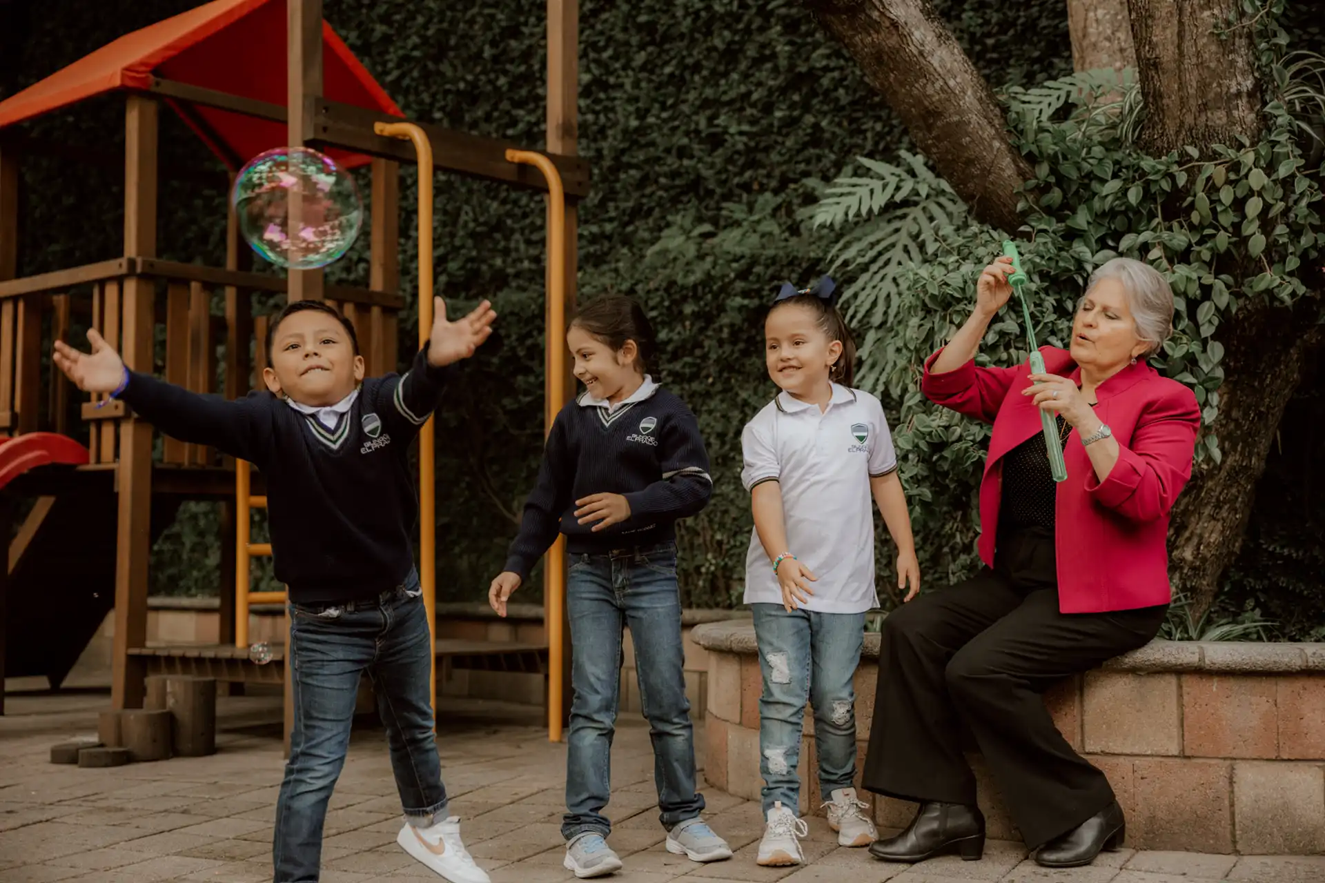 Conócenos — Bilingüe El Prado